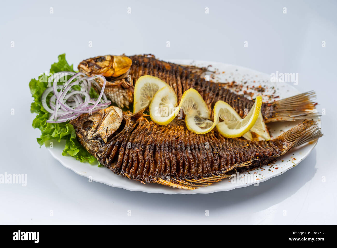 Fish cooked whole over grill hi-res stock photography and images - Alamy