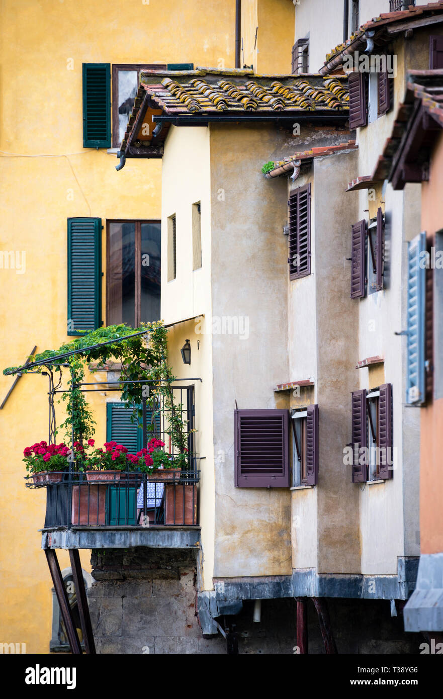 Ponte Vecchio bridge houses in Florence, Tuscany Stock Photo - Alamy