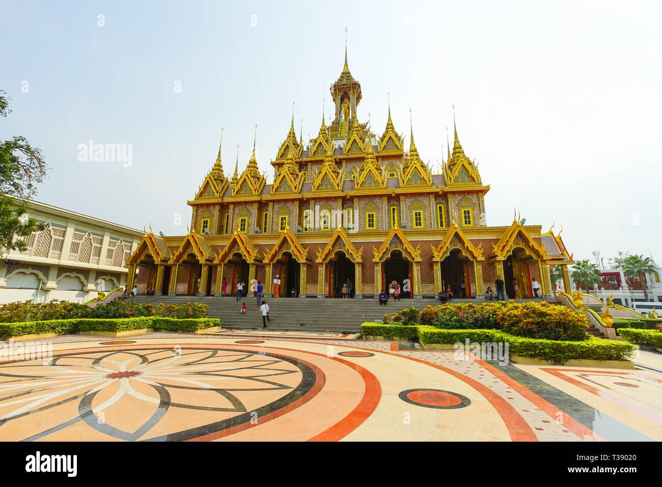 Gold church hi-res stock photography and images - Alamy