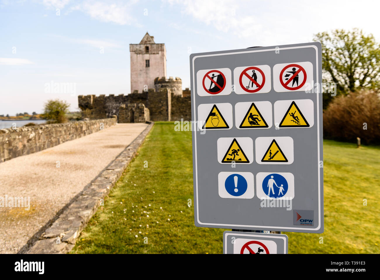 Rubbish castle hi-res stock photography and images - Alamy