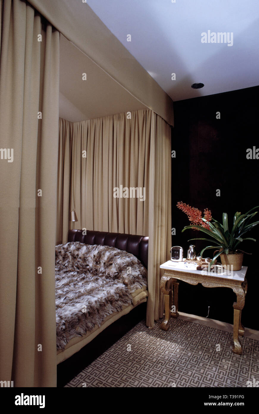 Curtained bed hi-res stock photography and images - Alamy