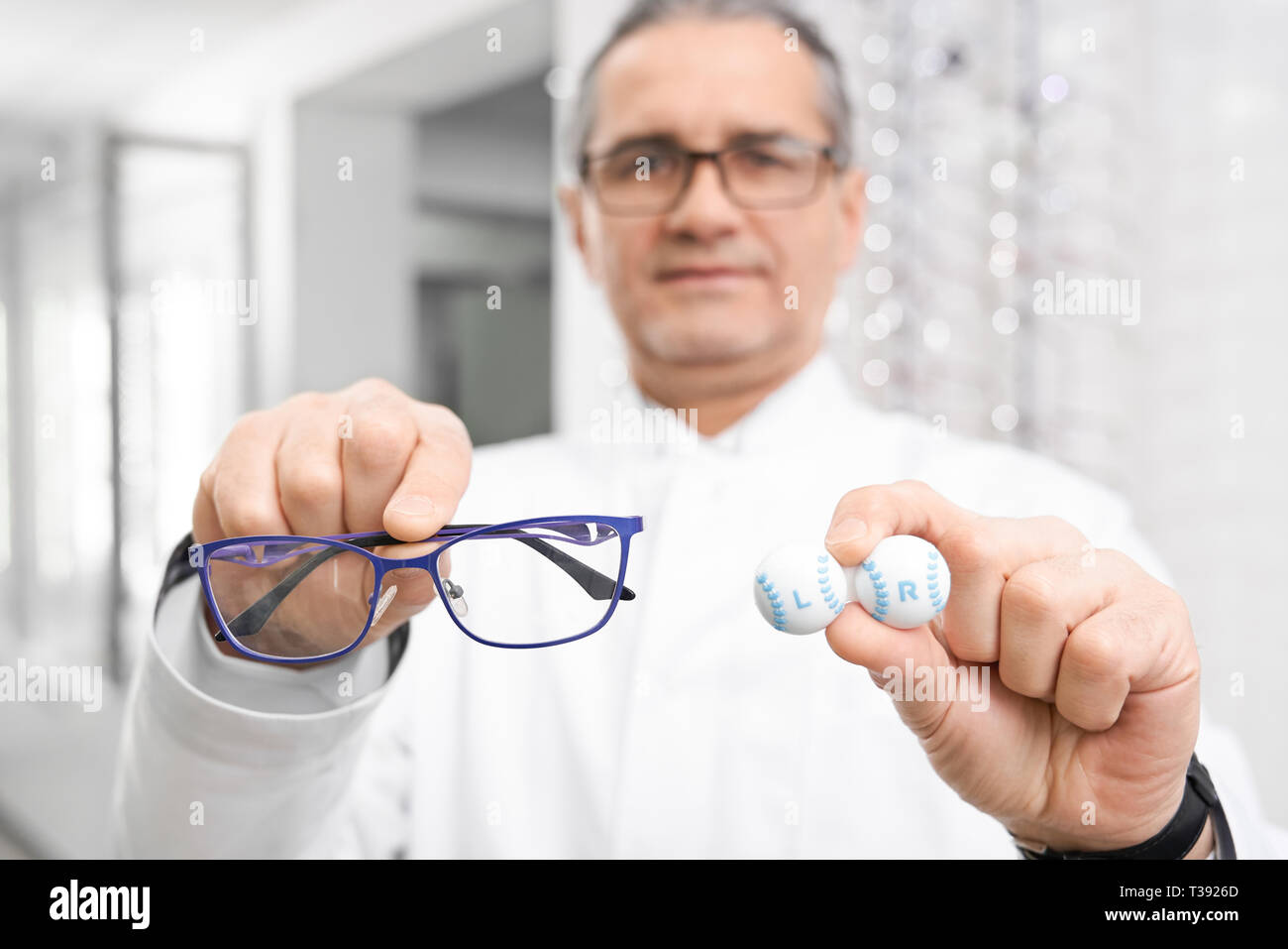 Offering eye display hi-res stock photography and images - Alamy