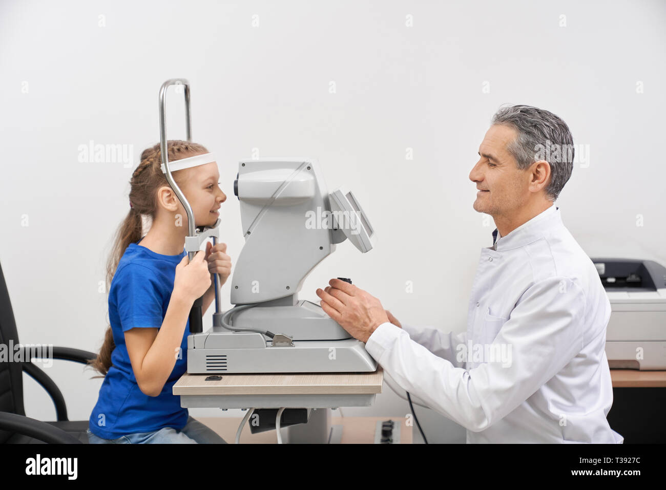 Optician eye checking machine hi-res stock photography and images - Alamy