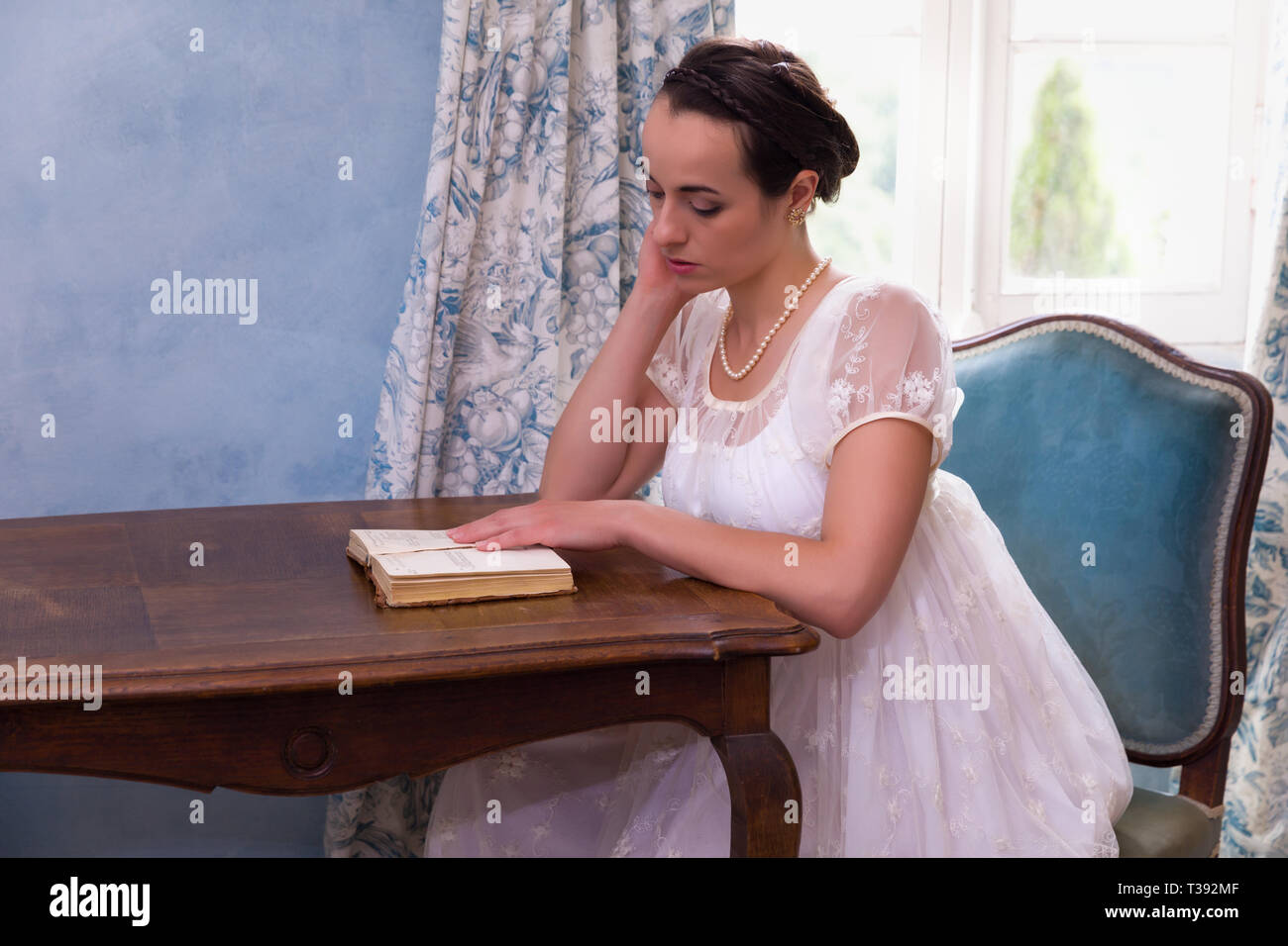 Regency woman reading hi-res stock photography and images - Alamy