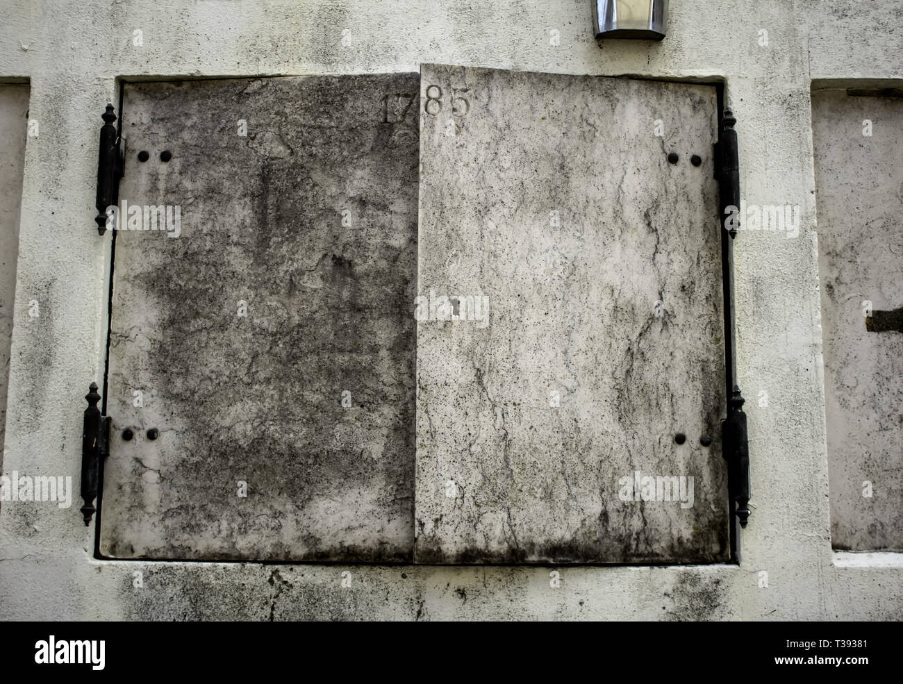 Cemetery stone building in background hi-res stock photography and ...