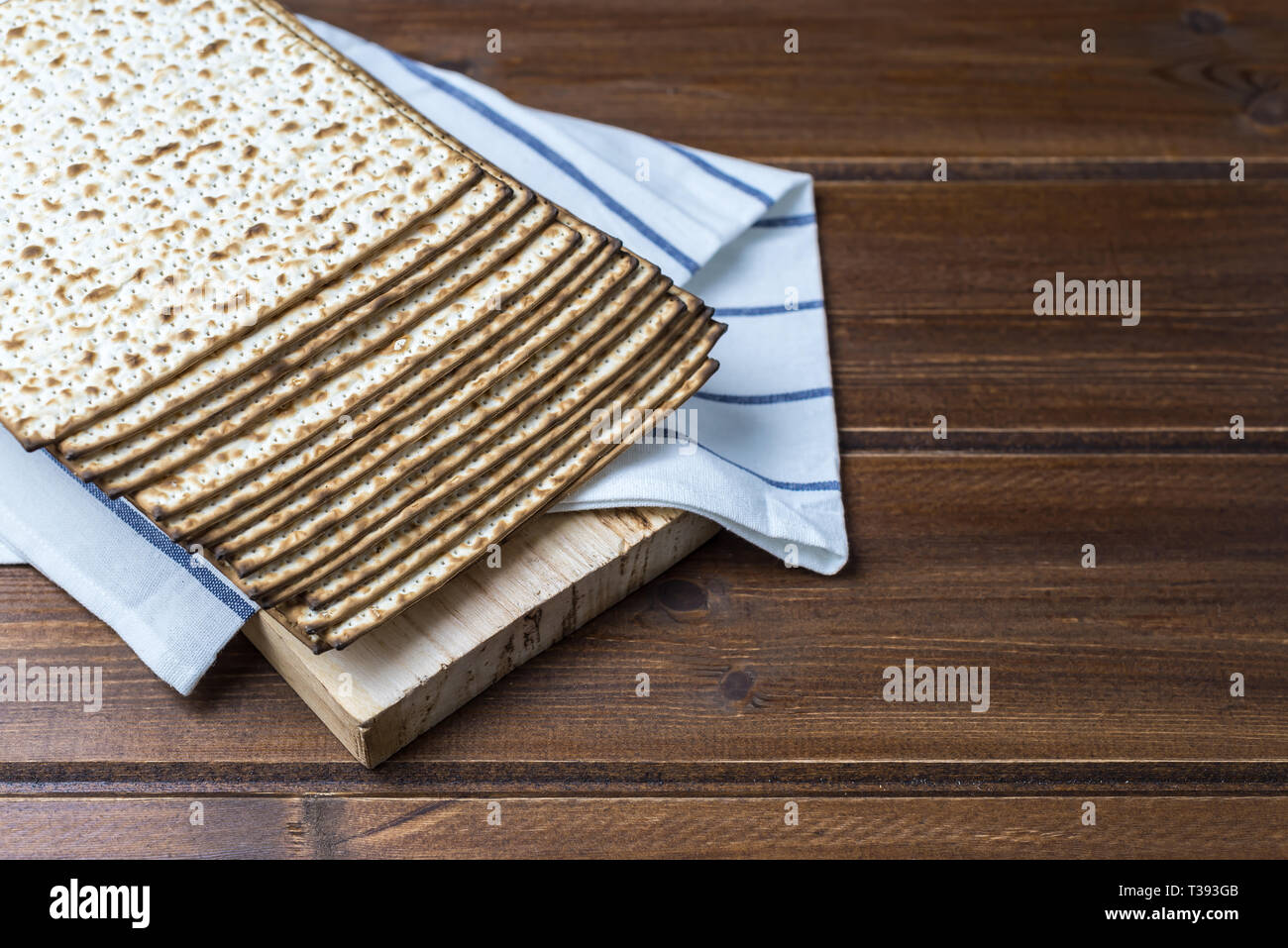Matzah bread hi-res stock photography and images - Alamy