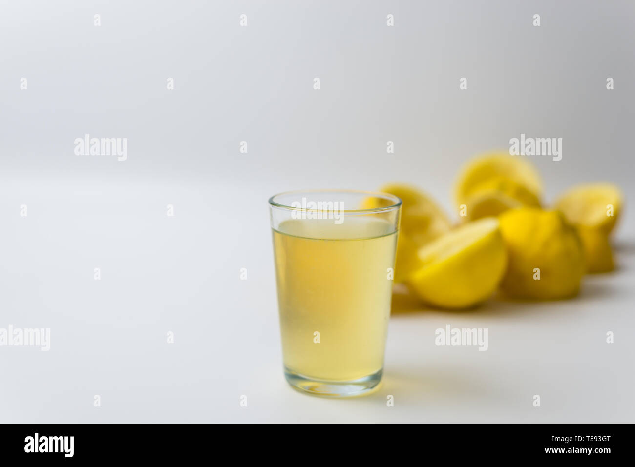 Squeezed lemon slice hi-res stock photography and images - Alamy