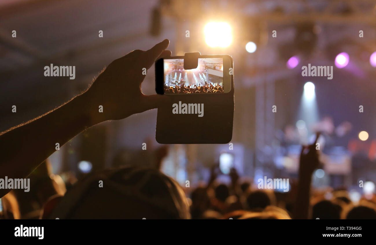 man using a modern smartphone during a live concert Stock Photo - Alamy