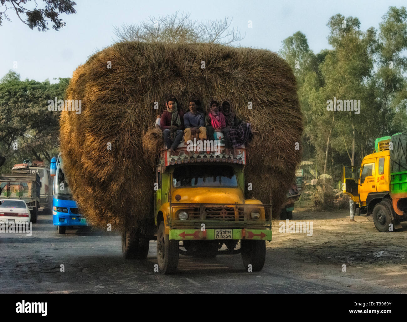 Straw truck hi-res stock photography and images - Alamy