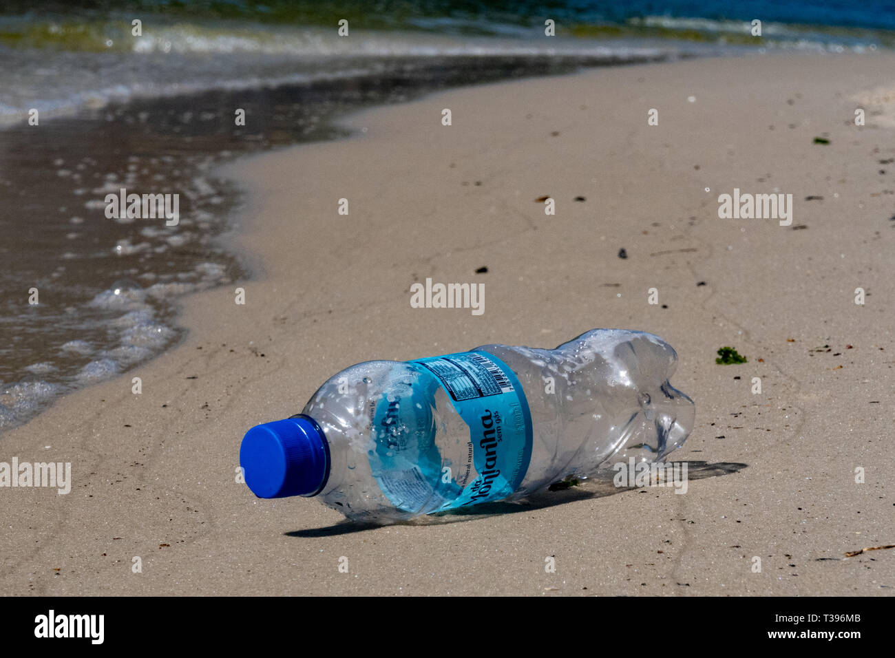 trash polluting the world Stock Photo - Alamy