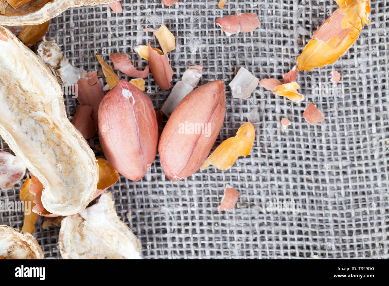 Roast peanuts in their shells hi-res stock photography and images - Alamy