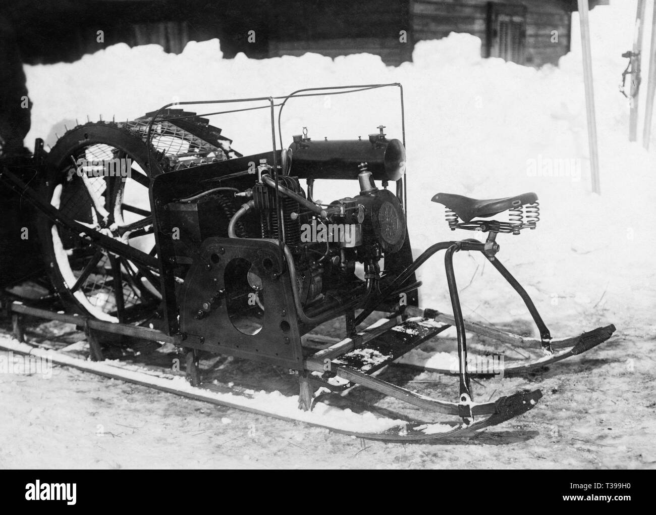 Snowmobile snow Black and White Stock Photos & Images - Alamy