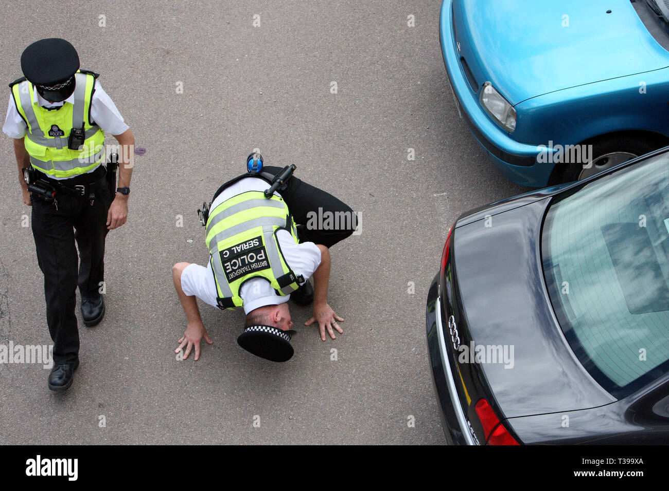 Police officer look into a car hi-res stock photography and images - Alamy