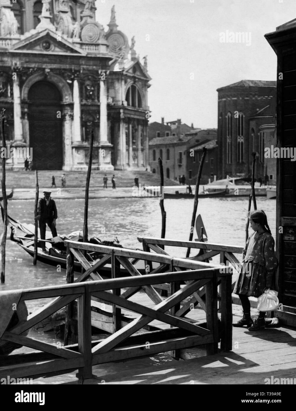 venice, ferry Trinity, a child brings breakfast to the gondolier, 1910 ...