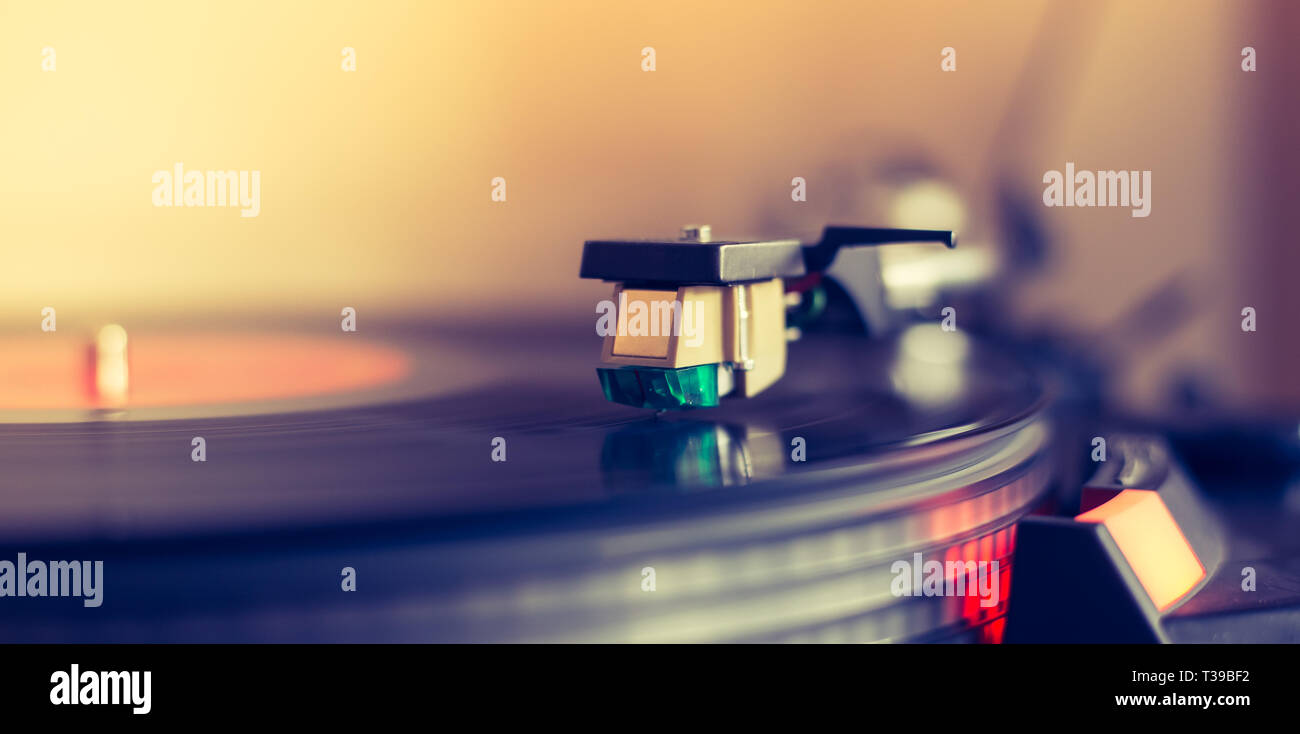 Close up picture of a record player, playing a record Stock Photo - Alamy