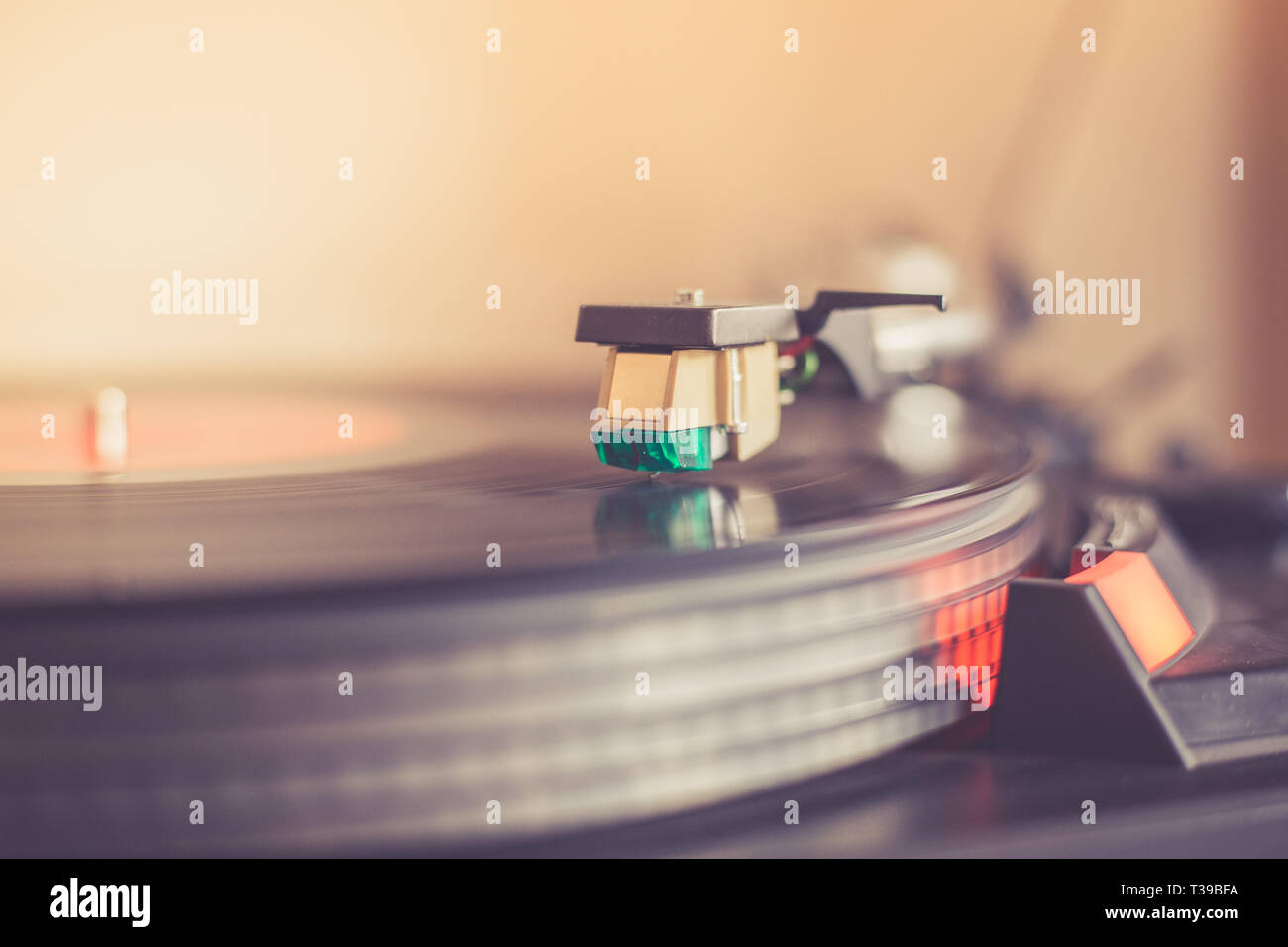 Close up picture of a record player, playing a record Stock Photo - Alamy