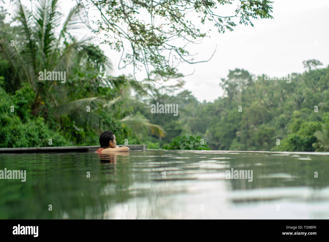 Infinity pool jungle bali hi-res stock photography and images - Alamy