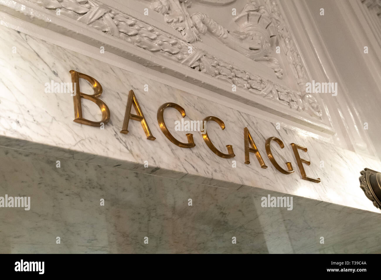 Seattle, Washington - 2018-11-20 - Baggage sign of seattle king street ...