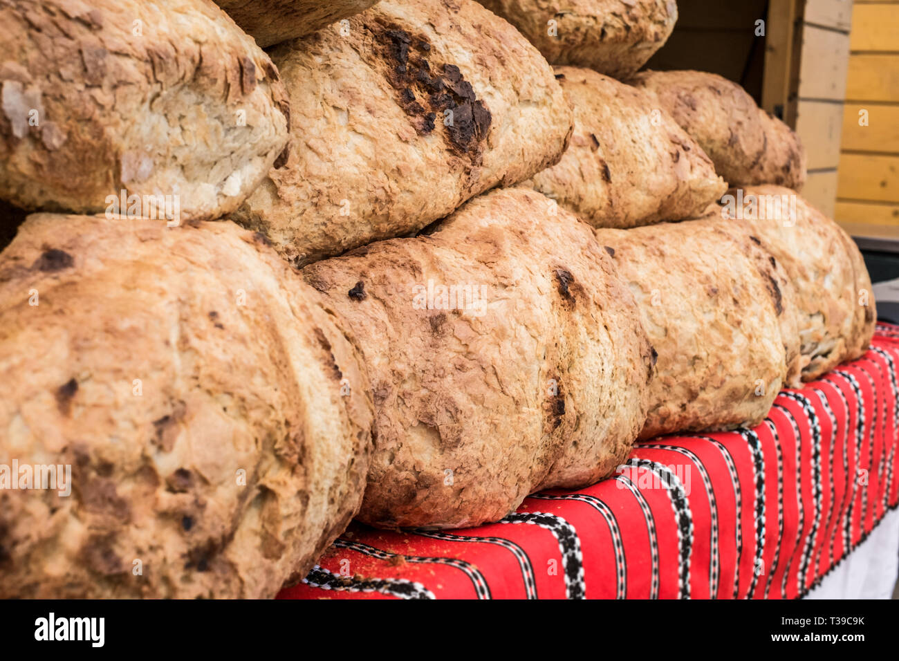 romanian traditional bread at the market stall Stock Photo - Alamy