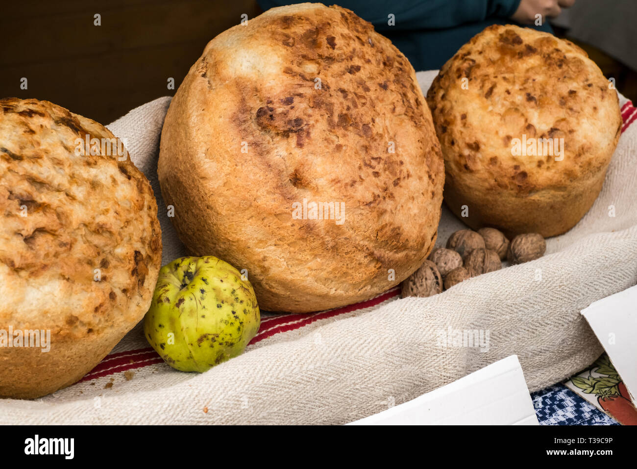 romanian traditional bread at the market stall Stock Photo - Alamy