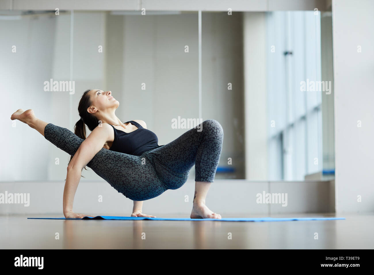 Crab pose yoga hi-res stock photography and images - Alamy