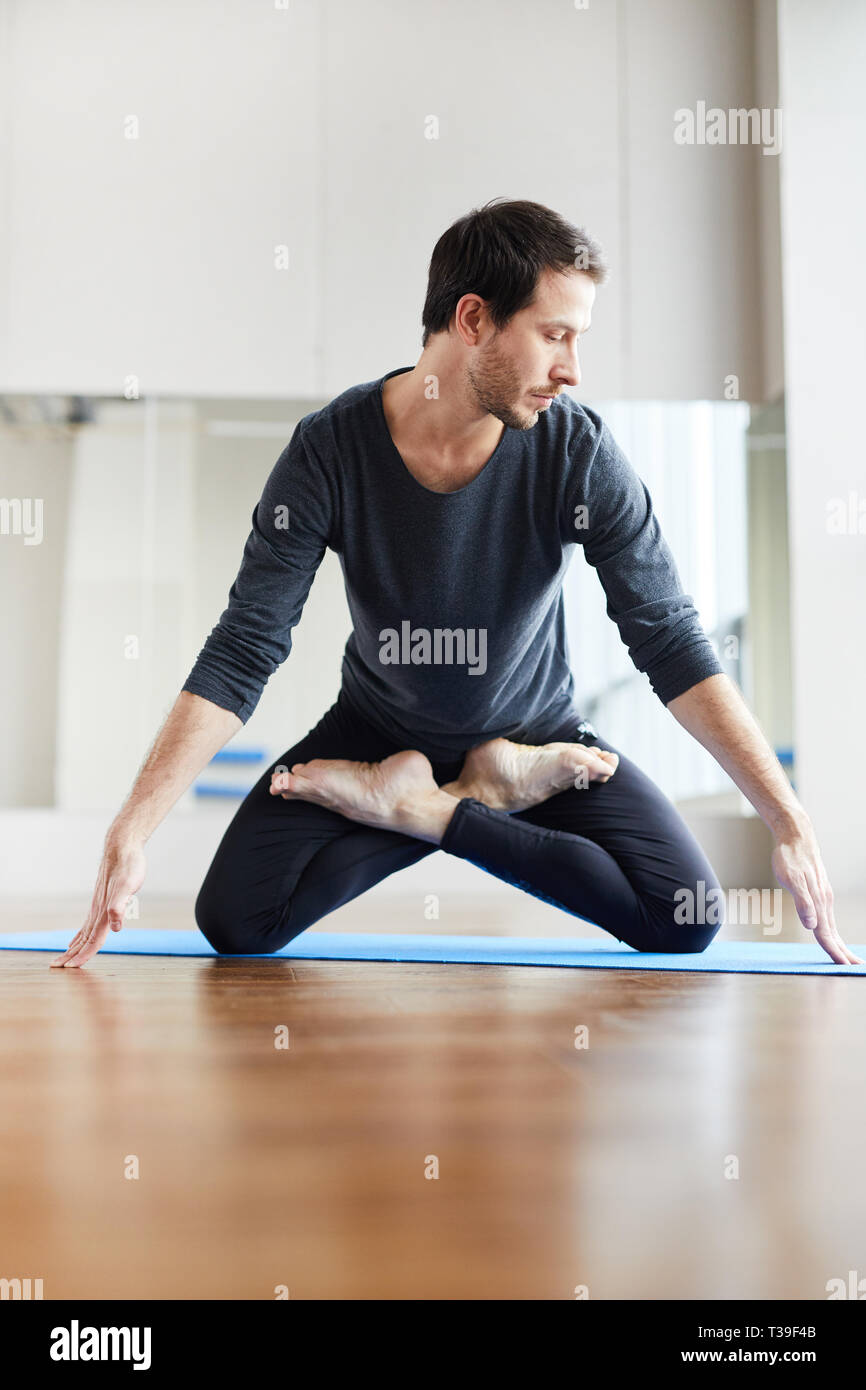Position yoga knees standing hi-res stock photography and images - Alamy