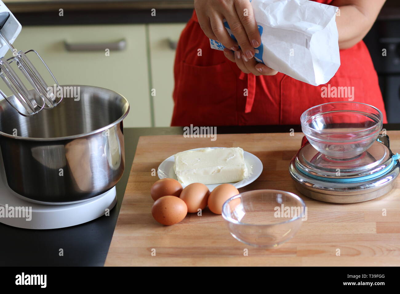 Woman cooking cake hi-res stock photography and images - Alamy