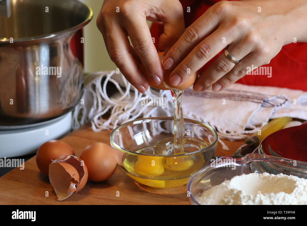 Woman cooking cake hi-res stock photography and images - Alamy