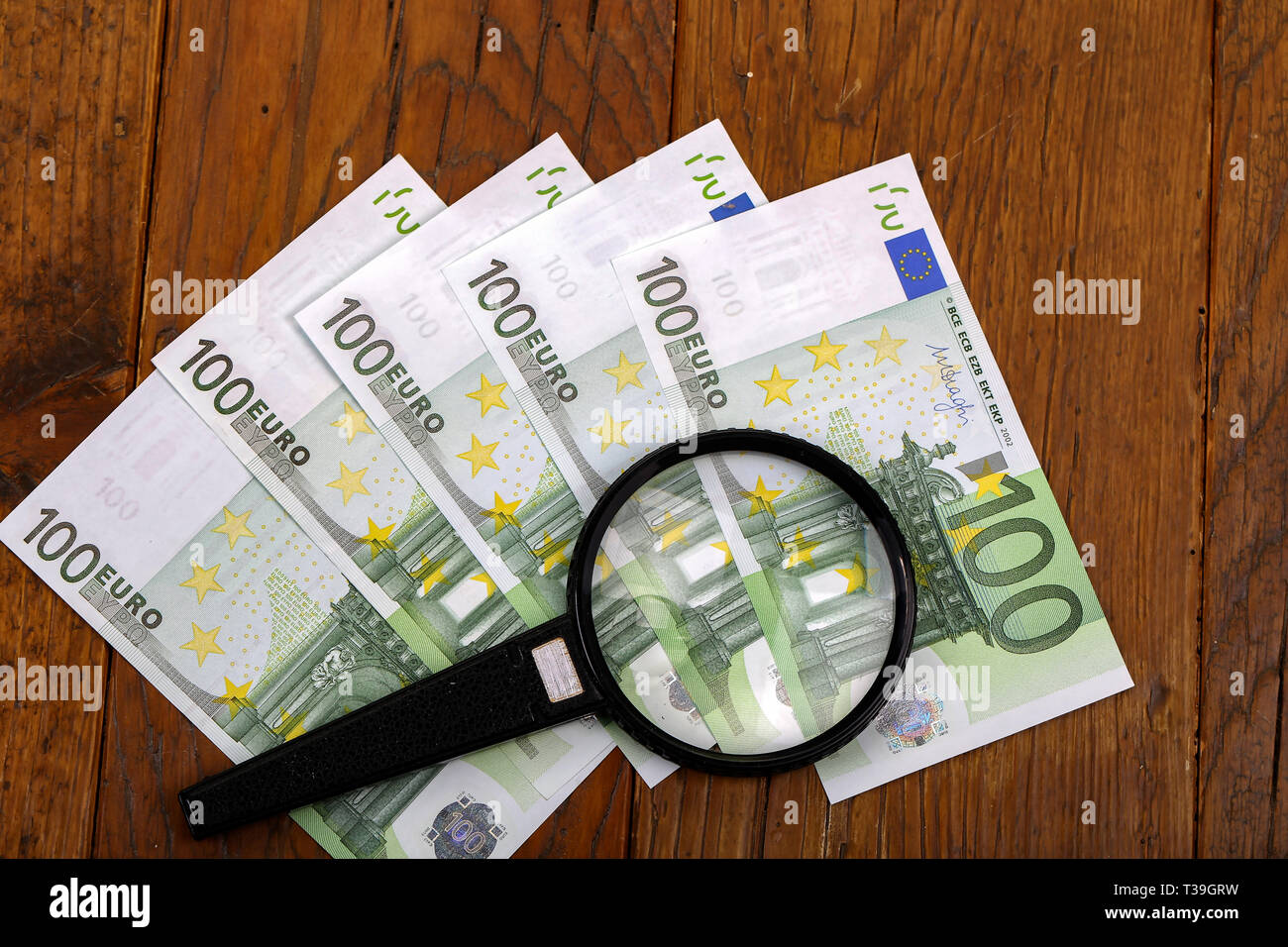 Finding a banknote hi-res stock photography and images - Alamy