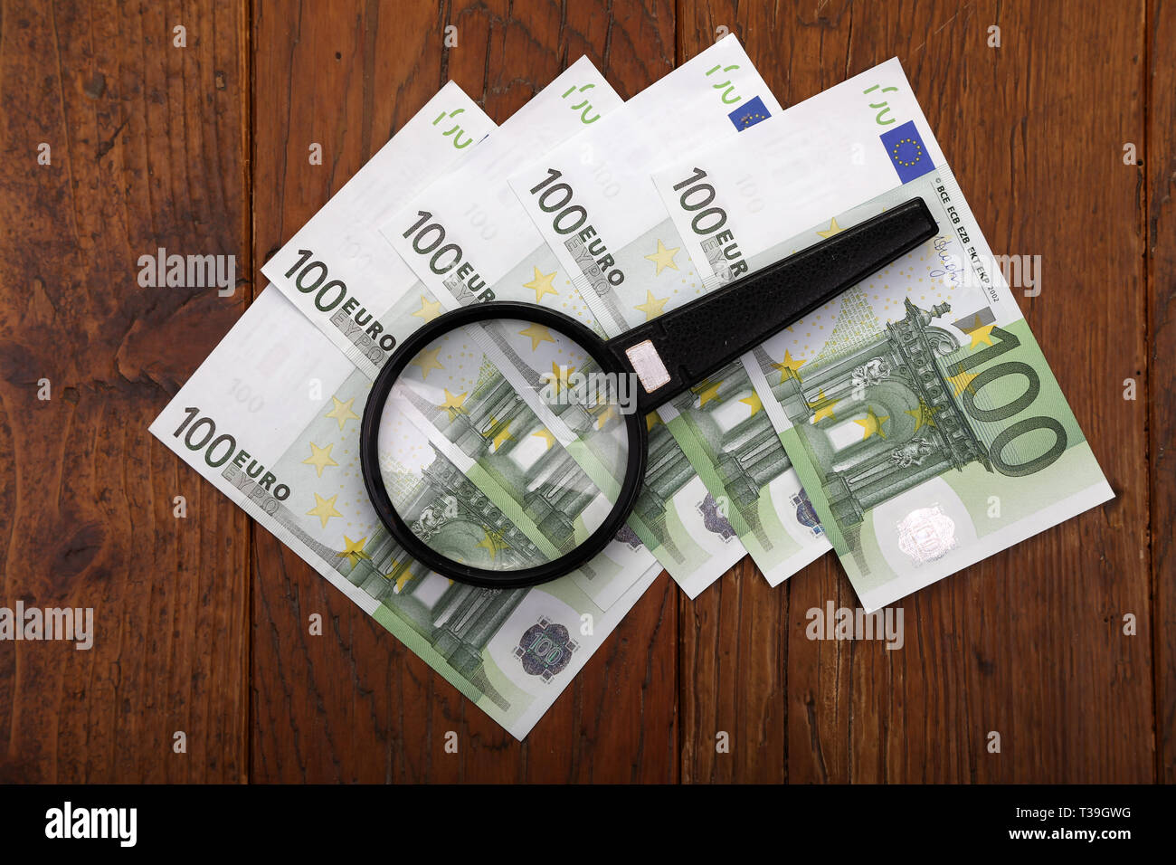 Finding a banknote hi-res stock photography and images - Alamy