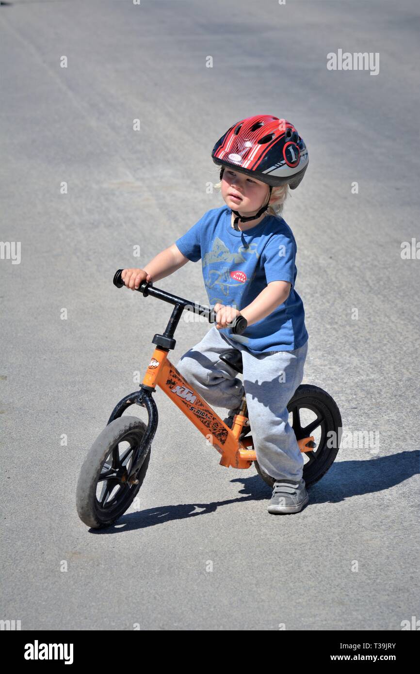 Kids playing outside bikes hi-res stock photography and images - Alamy