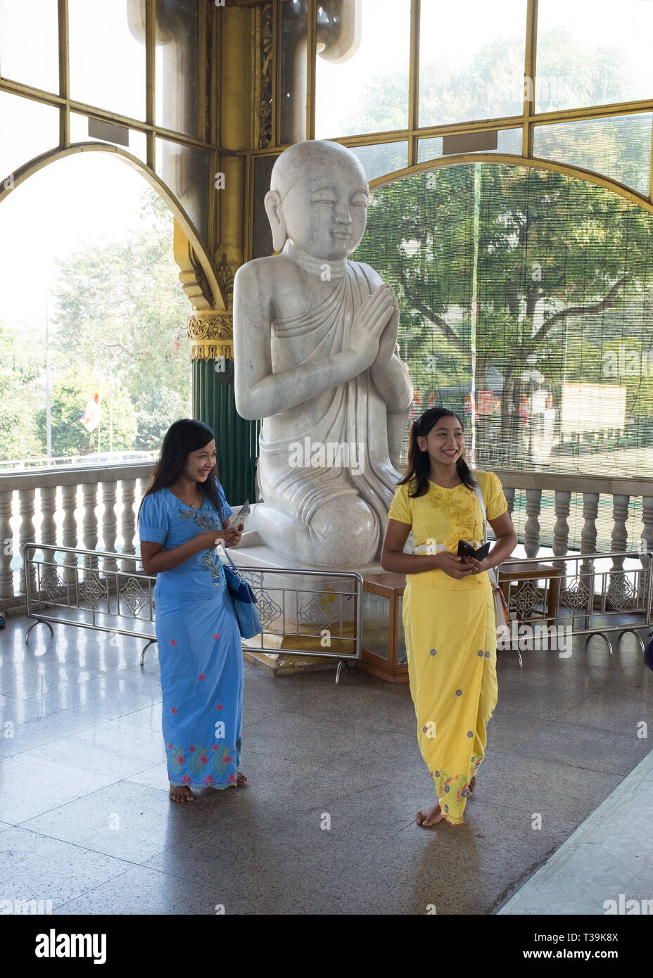 Worship myanmar hi-res stock photography and images - Alamy