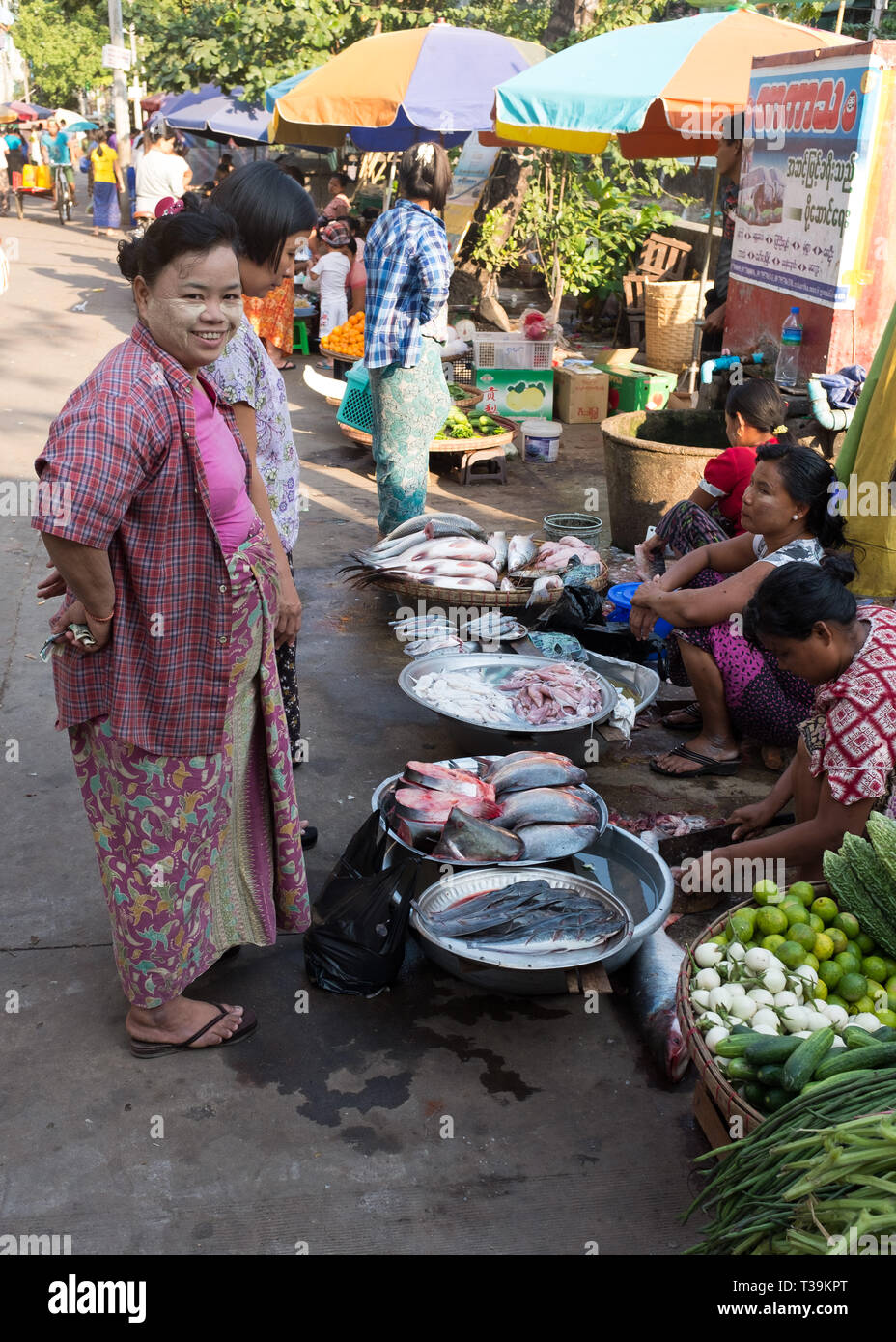 Vendors selling fish hi-res stock photography and images - Alamy