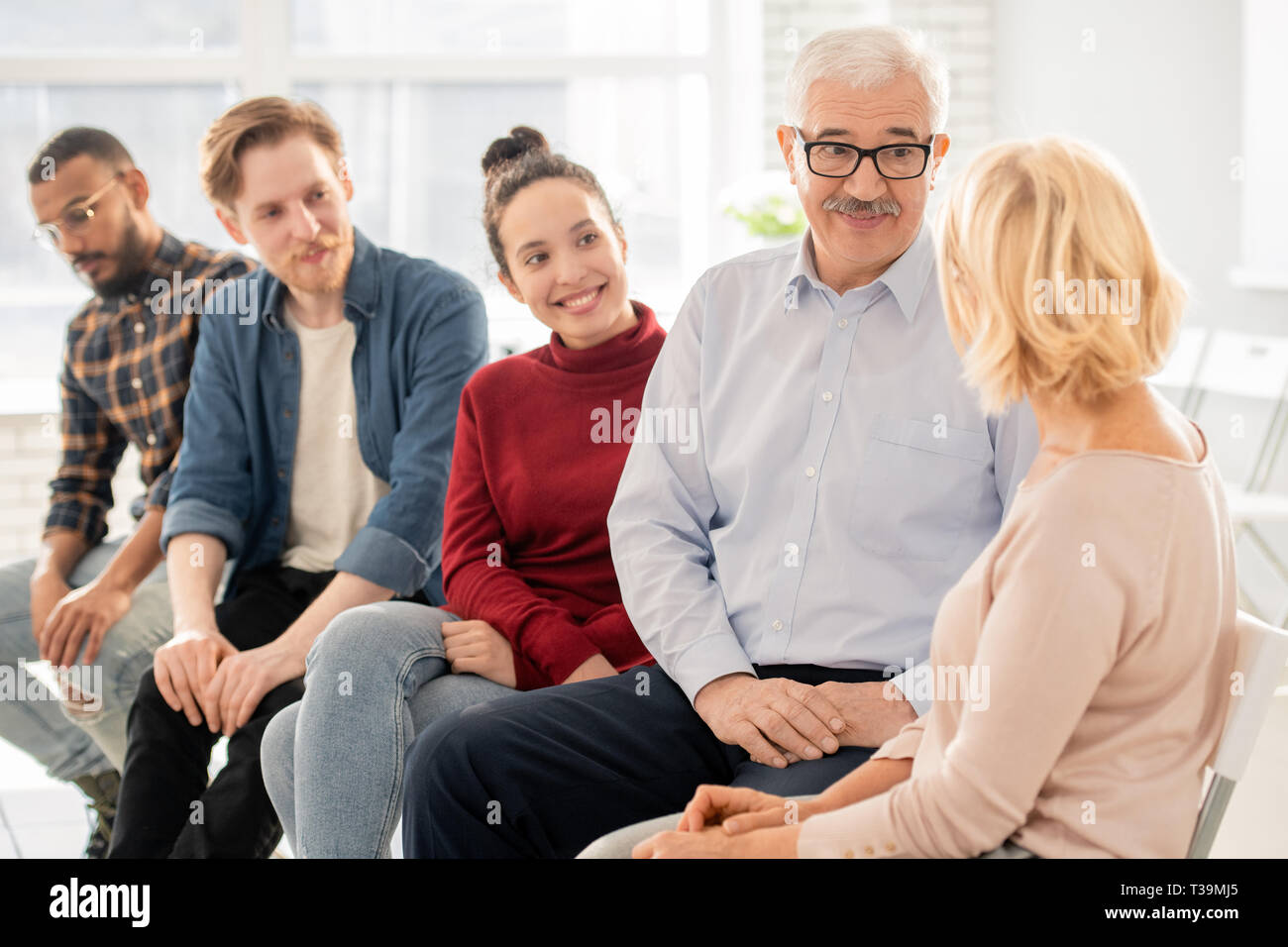 Group seniors interacting hi-res stock photography and images - Alamy