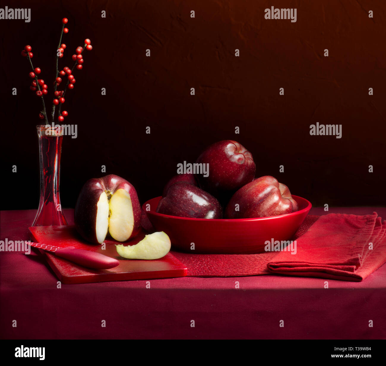 Red table setting hi-res stock photography and images - Alamy