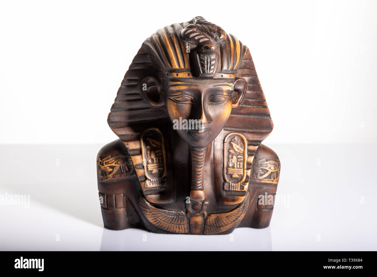 Tutankhamun, isolated portrait sculpture of an Egyptian pharaoh Stock ...