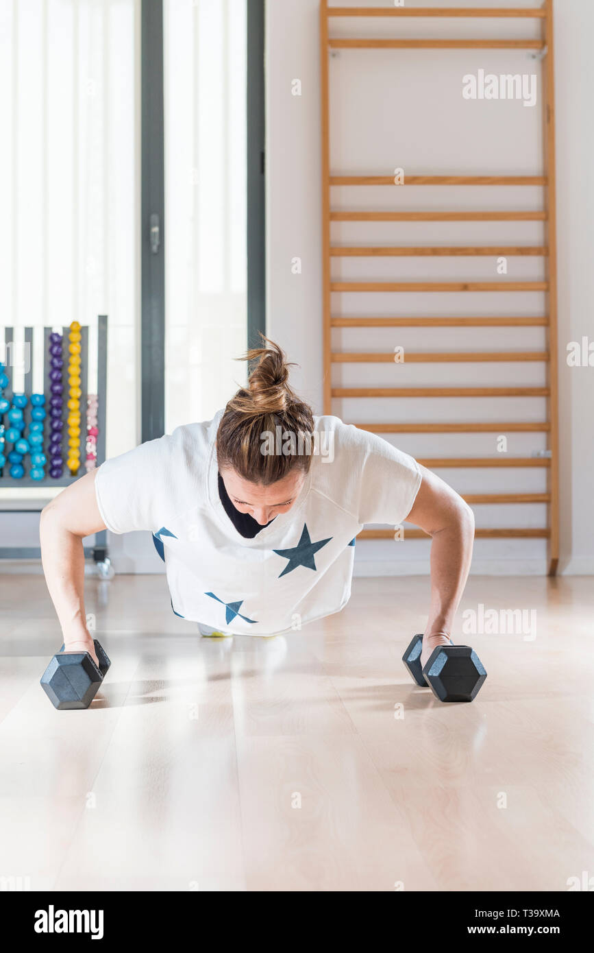 Middle-aged woman (40-45 years old) practicing fitness in a gym Stock ...