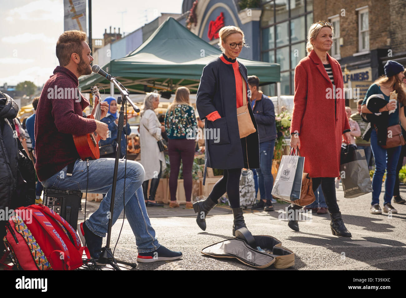 A street musician performing hi-res stock photography and images - Alamy
