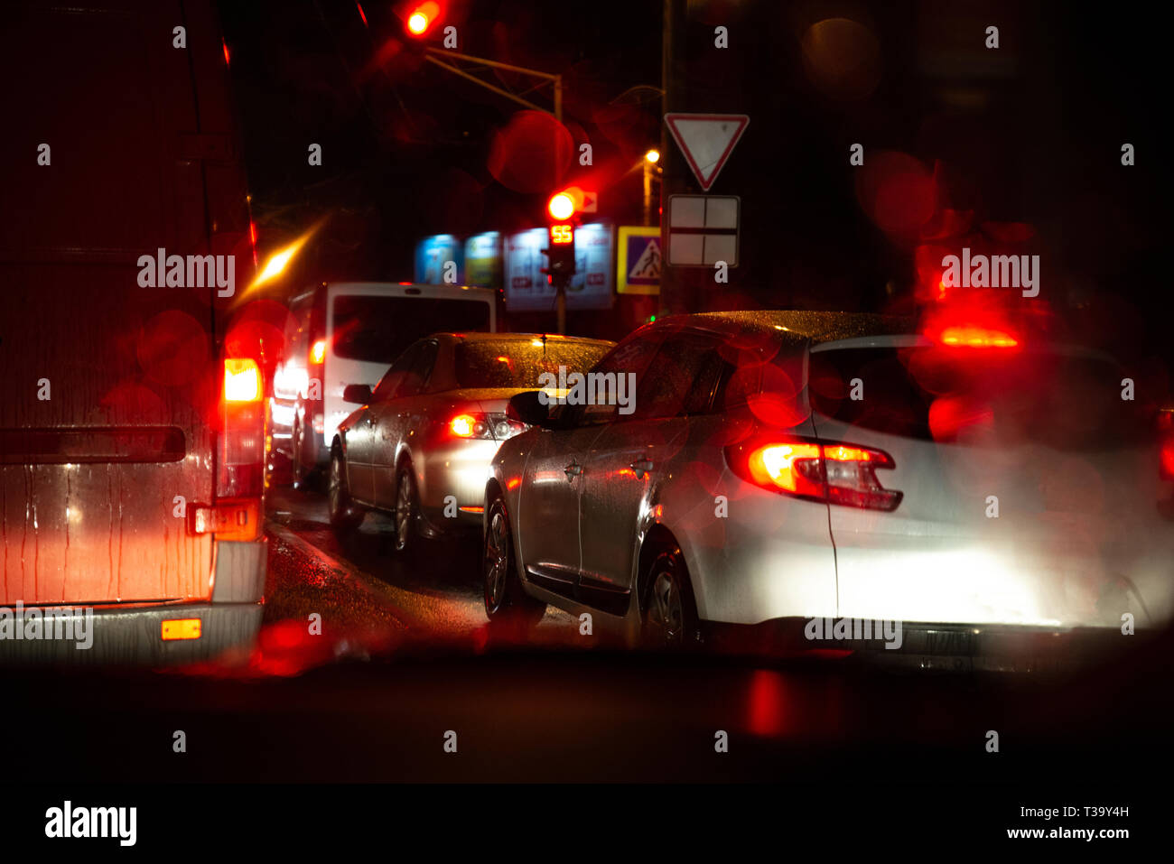 traffic lights cars at night city roads. brakes Stock Photo - Alamy