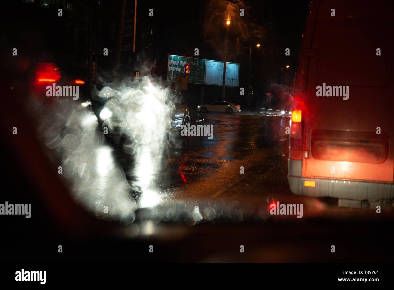 traffic lights cars at night city roads. brakes Stock Photo - Alamy