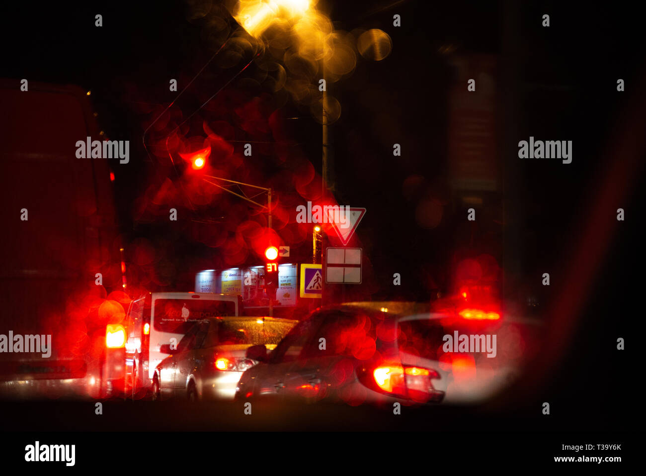 traffic lights cars at night city roads. brakes Stock Photo - Alamy