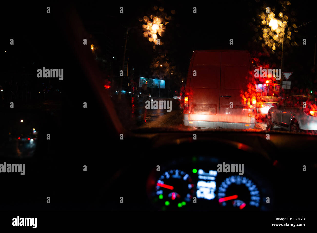 traffic lights cars at night city roads. brakes Stock Photo - Alamy