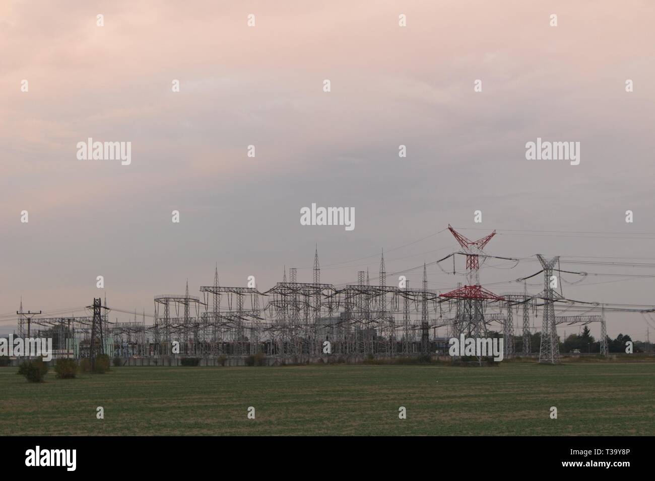 Overhead wiring hi-res stock photography and images - Alamy