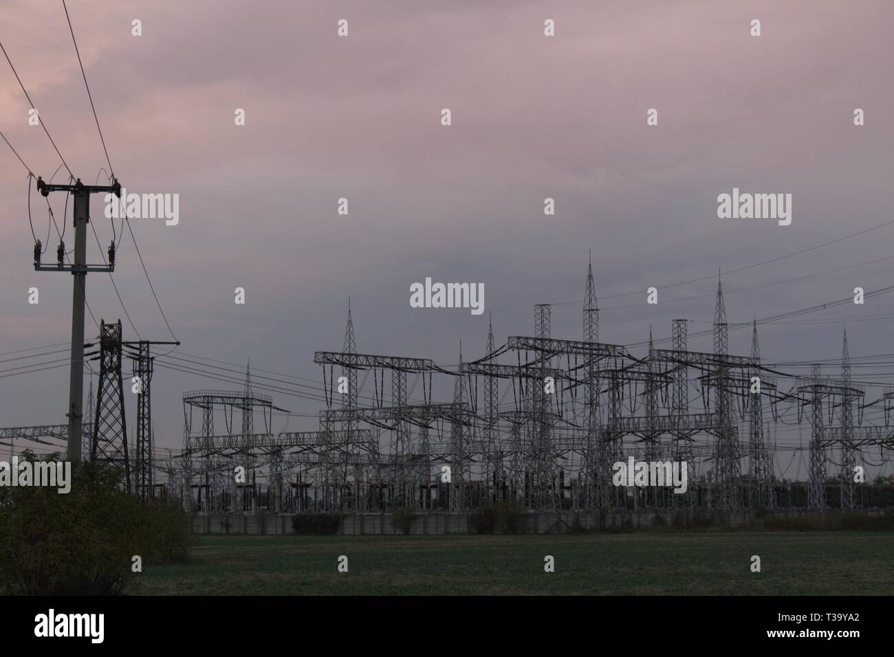 Overhead wiring hi-res stock photography and images - Alamy