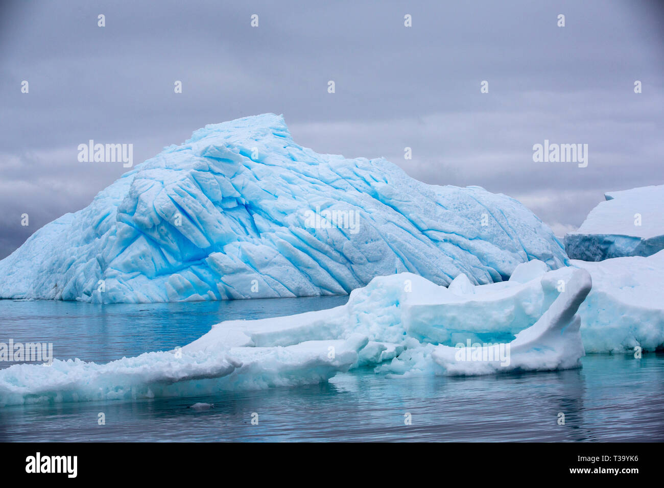 Cracked icebergs hi-res stock photography and images - Alamy