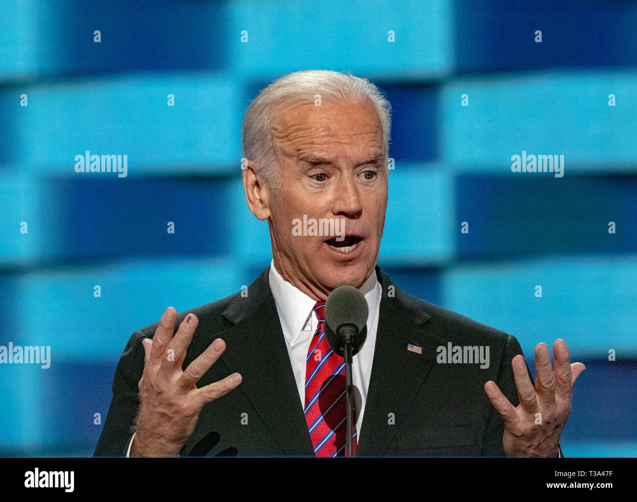 Biden speech podium hi-res stock photography and images - Alamy