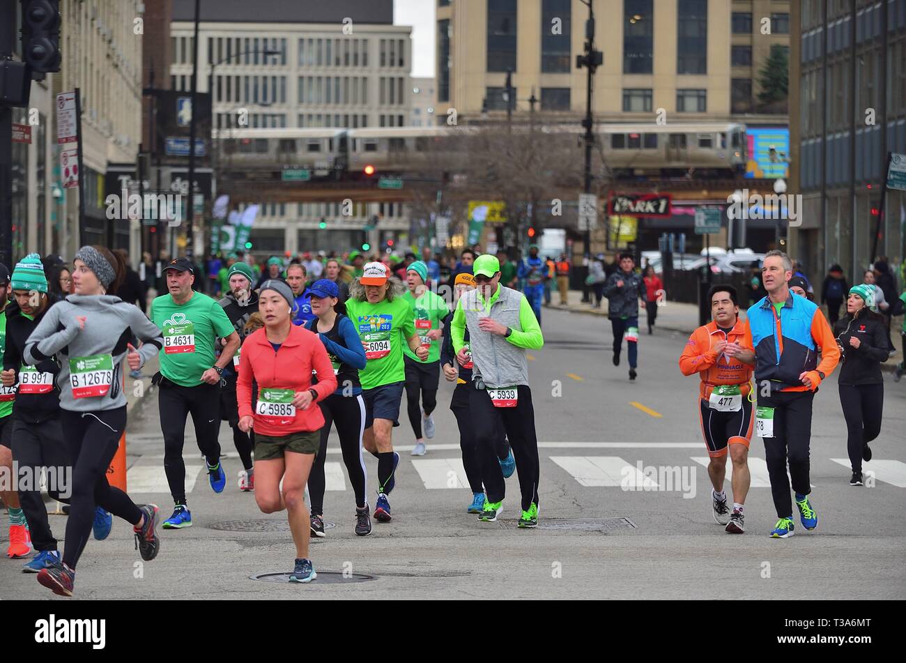 Group runners starting line hi-res stock photography and images - Alamy