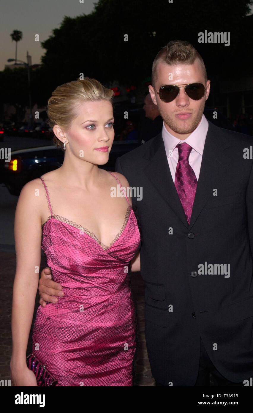 LOS ANGELES, CA. June 26, 2001: Actress REESE WITHERSPOON & actor ...
