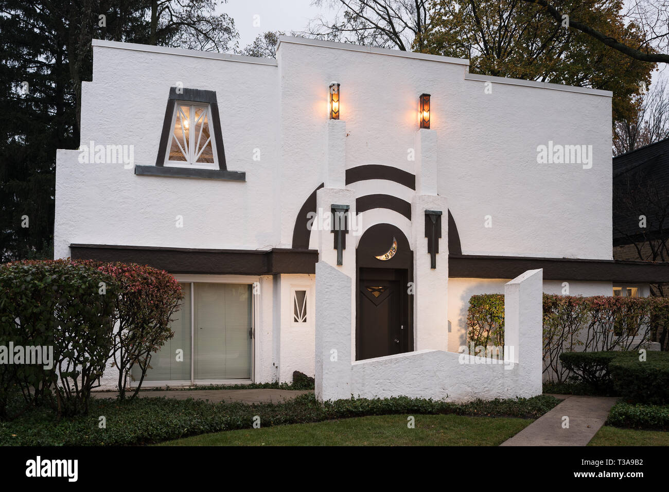 Classic luxury house exterior hi-res stock photography and images - Alamy