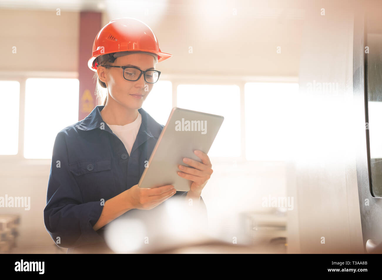 Engineer with tablet Stock Photo - Alamy